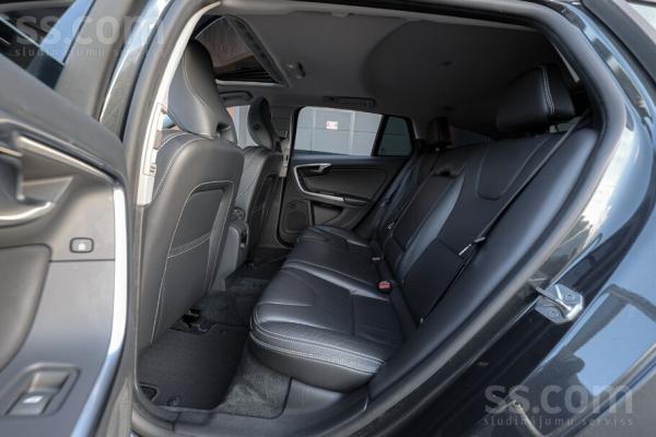 Grey Volvo V60 2013 in Jelgava, with an engine capacity of 2.40 L and mileage of 0 thousand km for 8490 €, photo 9 on AUTOMOTO.COM.LV
