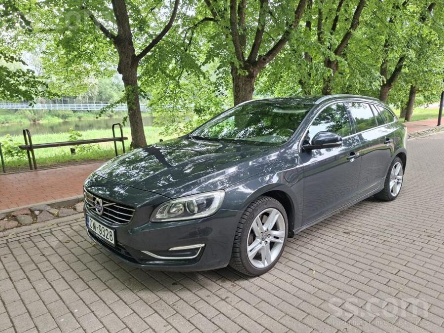 Grey Volvo V60 2013 in Riga, with an engine capacity of 2.40 L and mileage of 260 thousand km for 7150 €, photo 1 on AUTOMOTO.COM.LV