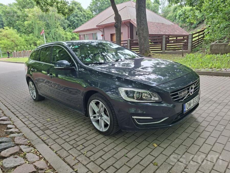 Grey Volvo V60 2013 in Riga, with an engine capacity of 2.40 L and mileage of 260 thousand km for 7150 €, photo 4 on AUTOMOTO.COM.LV