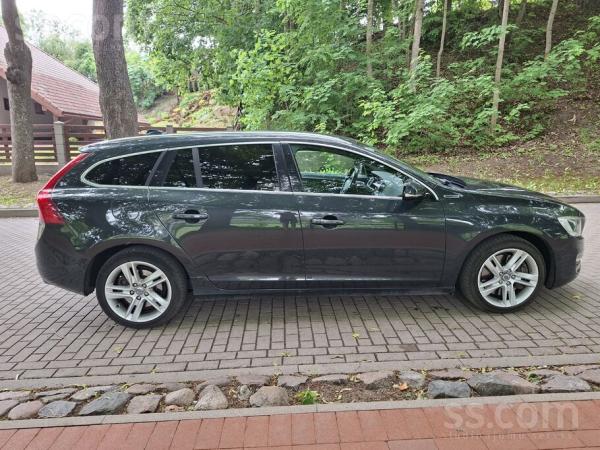 Grey Volvo V60 2013 in Riga, with an engine capacity of 2.40 L and mileage of 260 thousand km for 7150 €, photo 4 on AUTOMOTO.COM.LV