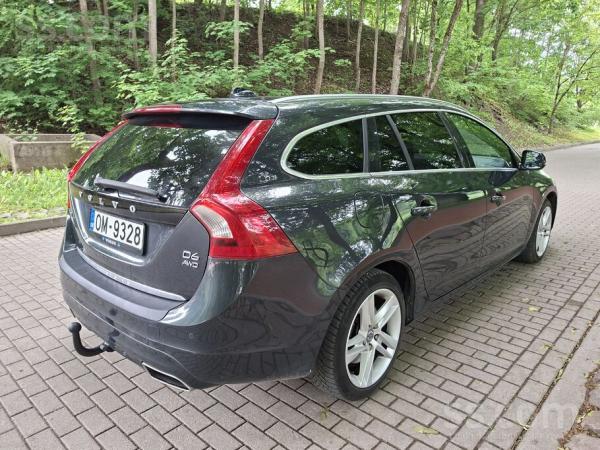 Grey Volvo V60 2013 in Riga, with an engine capacity of 2.40 L and mileage of 260 thousand km for 7150 €, photo 5 on AUTOMOTO.COM.LV
