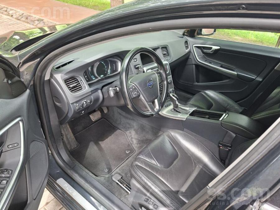 Grey Volvo V60 2013 in Riga, with an engine capacity of 2.40 L and mileage of 260 thousand km for 7150 €, photo 10 on AUTOMOTO.COM.LV