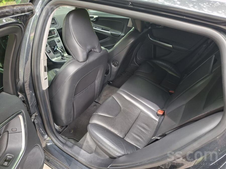 Grey Volvo V60 2013 in Riga, with an engine capacity of 2.40 L and mileage of 260 thousand km for 7150 €, photo 12 on AUTOMOTO.COM.LV