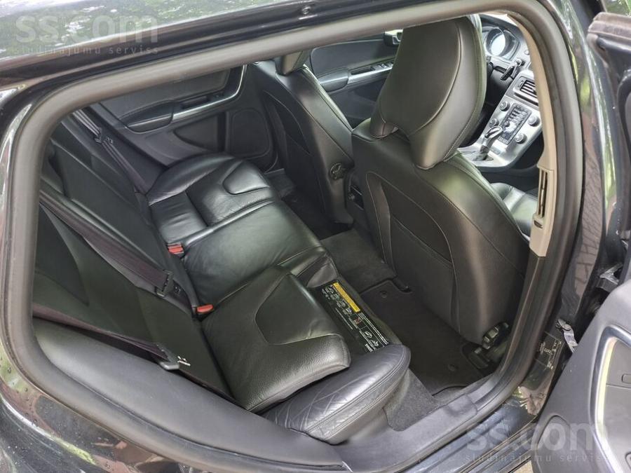 Grey Volvo V60 2013 in Riga, with an engine capacity of 2.40 L and mileage of 260 thousand km for 7150 €, photo 13 on AUTOMOTO.COM.LV