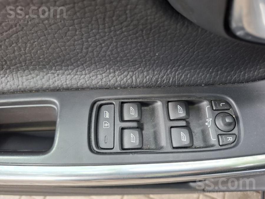 Grey Volvo V60 2013 in Riga, with an engine capacity of 2.40 L and mileage of 260 thousand km for 7150 €, photo 16 on AUTOMOTO.COM.LV
