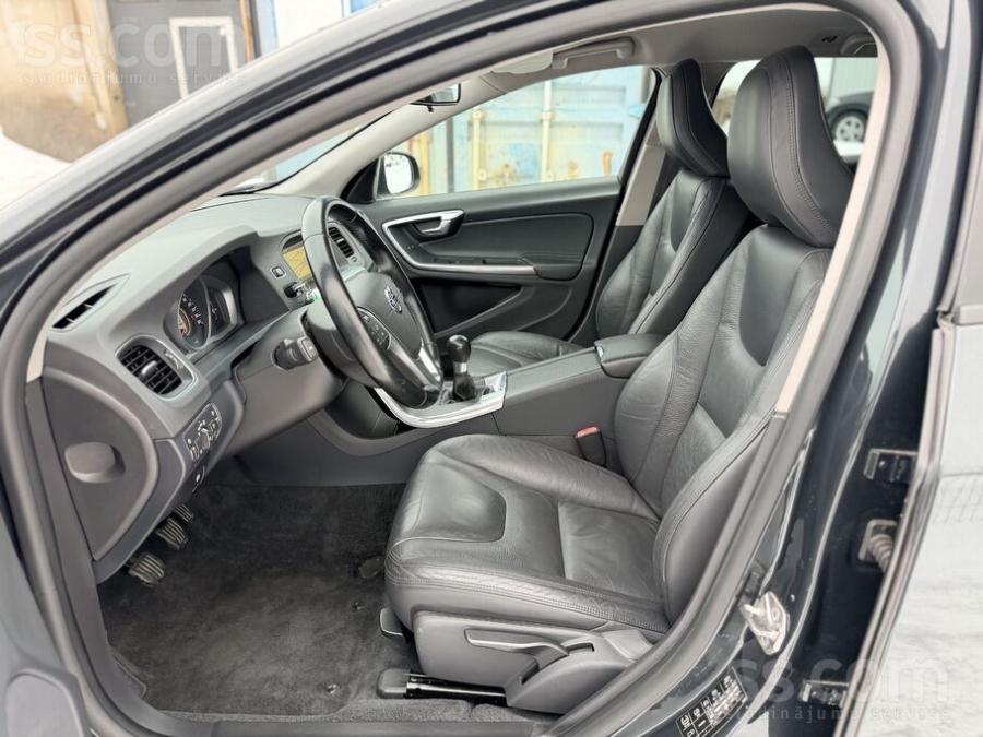 Pelēks Volvo V60 2013 Rīga, ar dzinēja tilpumu 2.00 L un nobraukumu 275 tūkst. km par 7595 €, foto 9 vietnē AUTOMOTO.COM.LV