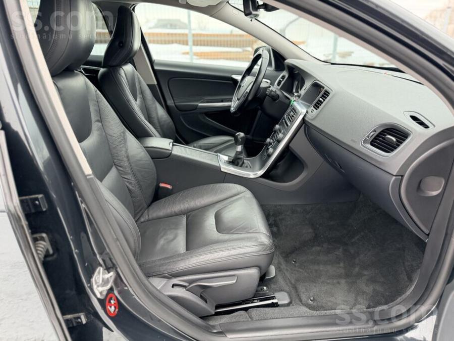 Pelēks Volvo V60 2013 Rīga, ar dzinēja tilpumu 2.00 L un nobraukumu 275 tūkst. km par 7595 €, foto 16 vietnē AUTOMOTO.COM.LV