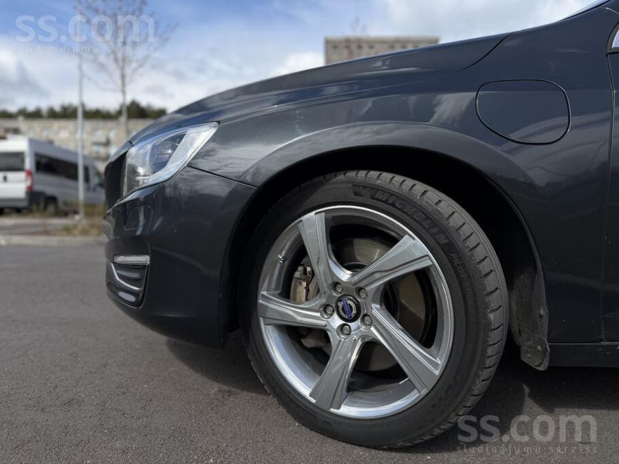 Pelēks Volvo V60 2013 Daugavpils, ar dzinēja tilpumu 2.40 L un nobraukumu 310 tūkst. km par 6500 €, foto 13 vietnē AUTOMOTO.COM.LV