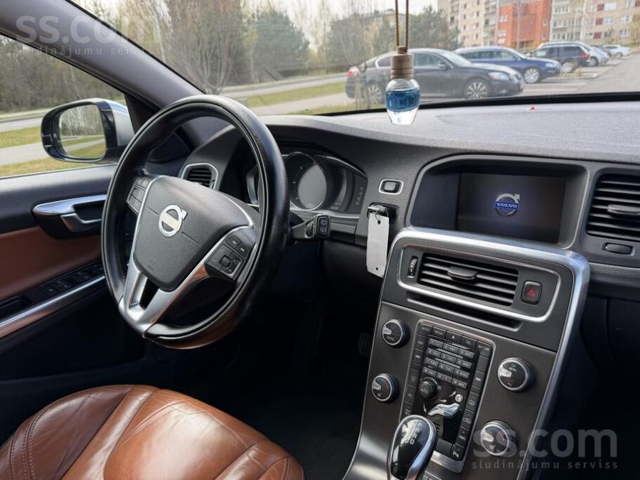 Pelēks Volvo V60 2013 Daugavpils, ar dzinēja tilpumu 2.40 L un nobraukumu 310 tūkst. km par 6500 €, foto 21 vietnē AUTOMOTO.COM.LV