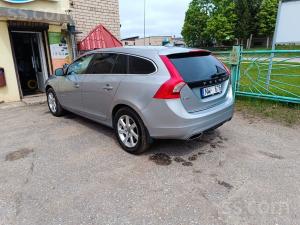 Grey Volvo V60 2013 in Kraslava, with an engine capacity of 2.40 L and mileage of 183 thousand km for 8300 €, photo 3 on AUTOMOTO.COM.LV