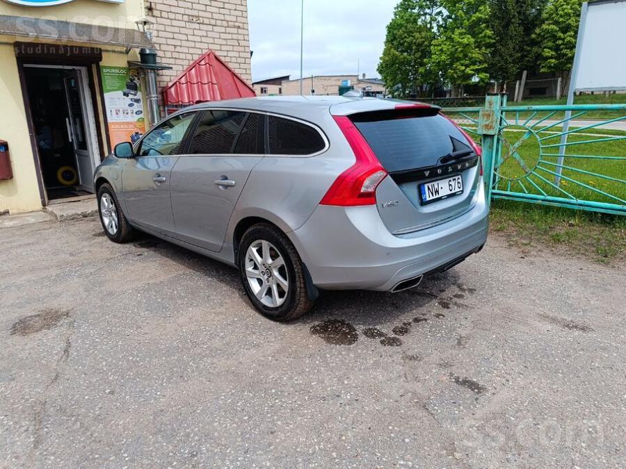 Grey Volvo V60 2013 in Kraslava, with an engine capacity of 2.40 L and mileage of 183 thousand km for 8300 €, photo 3 on AUTOMOTO.COM.LV
