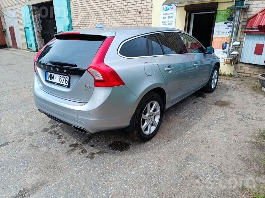 Grey Volvo V60 2013 in Kraslava, with an engine capacity of 2.40 L and mileage of 183 thousand km for 8300 €, photo 4 on AUTOMOTO.COM.LV