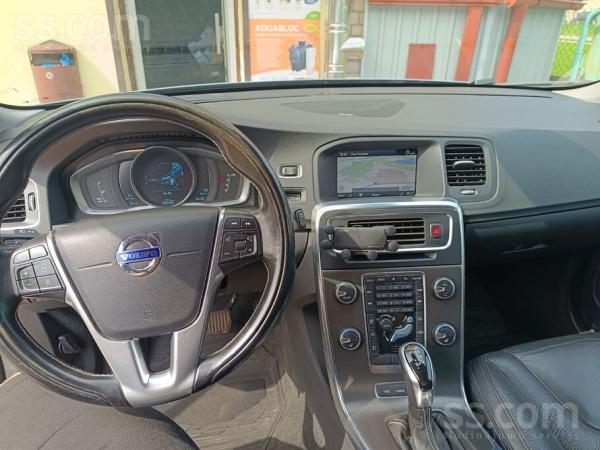 Grey Volvo V60 2013 in Kraslava, with an engine capacity of 2.40 L and mileage of 183 thousand km for 8300 €, photo 6 on AUTOMOTO.COM.LV