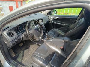Grey Volvo V60 2013 in Kraslava, with an engine capacity of 2.40 L and mileage of 183 thousand km for 8300 €, photo 8 on AUTOMOTO.COM.LV