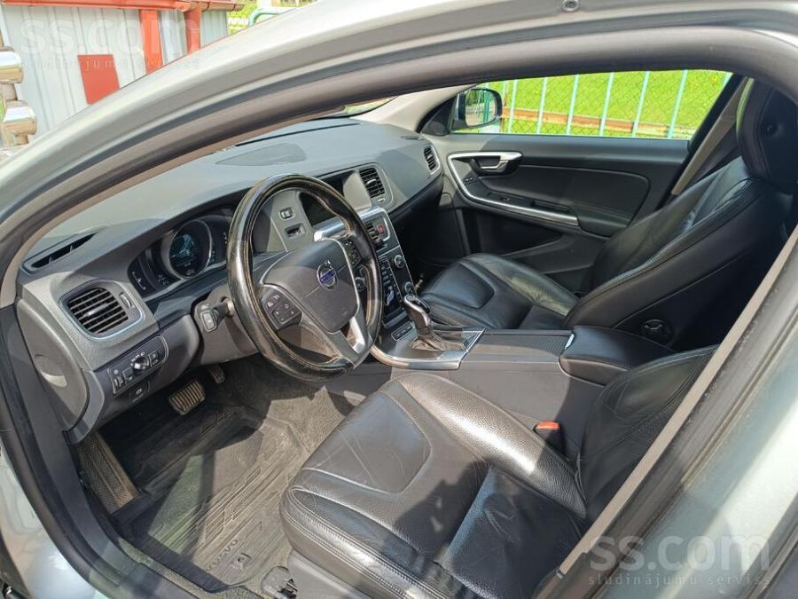 Grey Volvo V60 2013 in Kraslava, with an engine capacity of 2.40 L and mileage of 183 thousand km for 8300 €, photo 8 on AUTOMOTO.COM.LV