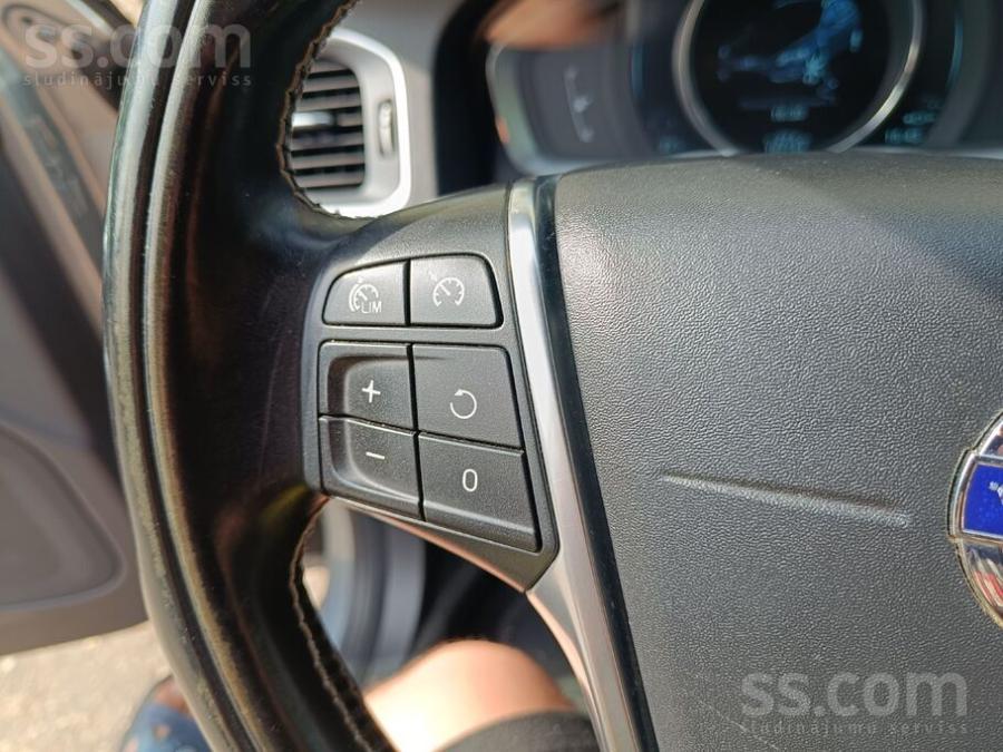 Grey Volvo V60 2013 in Kraslava, with an engine capacity of 2.40 L and mileage of 183 thousand km for 8300 €, photo 15 on AUTOMOTO.COM.LV