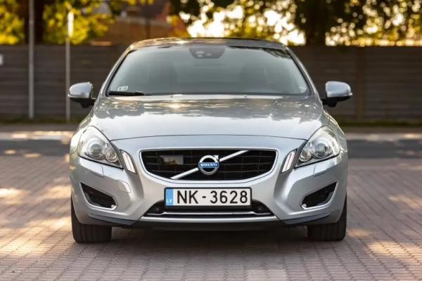 Pelēks Volvo V60 2013 Jelgava, ar dzinēja tilpumu 2.40 L un nobraukumu 280 tūkst. km par 9500 €, foto 2 vietnē AUTOMOTO.COM.LV