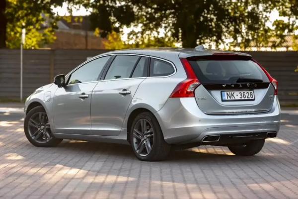 Pelēks Volvo V60 2013 Jelgava, ar dzinēja tilpumu 2.40 L un nobraukumu 280 tūkst. km par 9500 €, foto 4 vietnē AUTOMOTO.COM.LV