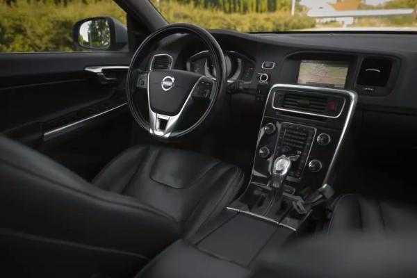 Pelēks Volvo V60 2013 Jelgava, ar dzinēja tilpumu 2.40 L un nobraukumu 280 tūkst. km par 9500 €, foto 8 vietnē AUTOMOTO.COM.LV