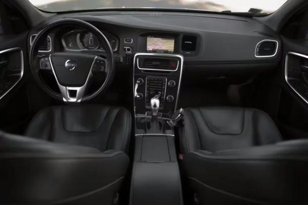 Pelēks Volvo V60 2013 Jelgava, ar dzinēja tilpumu 2.40 L un nobraukumu 280 tūkst. km par 9500 €, foto 9 vietnē AUTOMOTO.COM.LV