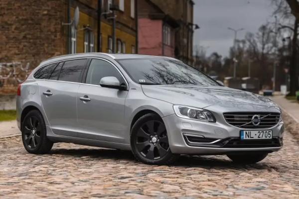Pelēks Volvo V60 2013 Jelgava, ar dzinēja tilpumu 2.40 L un nobraukumu 127 tūkst. km par 13500 €, foto 2 vietnē AUTOMOTO.COM.LV