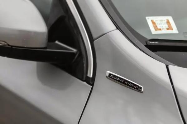 Pelēks Volvo V60 2013 Jelgava, ar dzinēja tilpumu 2.40 L un nobraukumu 127 tūkst. km par 13500 €, foto 7 vietnē AUTOMOTO.COM.LV