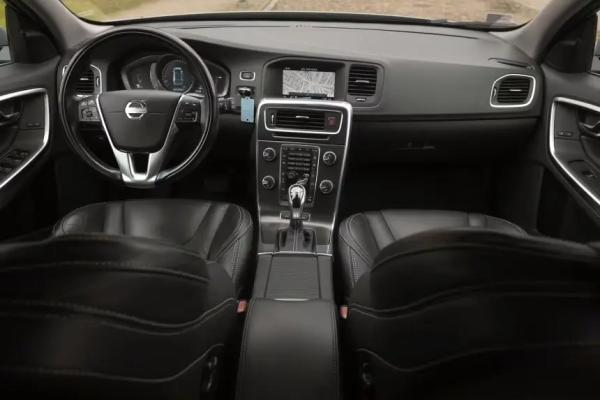 Pelēks Volvo V60 2013 Jelgava, ar dzinēja tilpumu 2.40 L un nobraukumu 127 tūkst. km par 13500 €, foto 8 vietnē AUTOMOTO.COM.LV