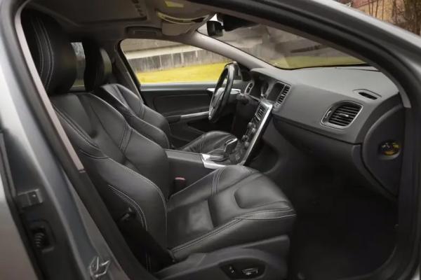 Pelēks Volvo V60 2013 Jelgava, ar dzinēja tilpumu 2.40 L un nobraukumu 127 tūkst. km par 13500 €, foto 10 vietnē AUTOMOTO.COM.LV