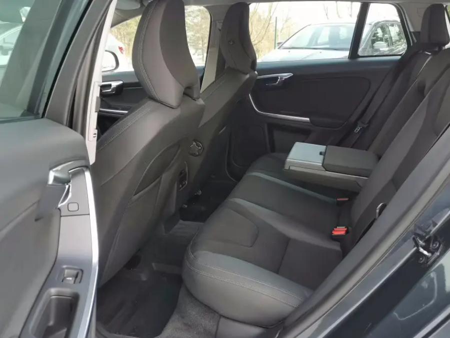 Grey Volvo V60 2013 in Kuldiga, with an engine capacity of 2.00 L and mileage of 180 thousand km for 7300 €, photo 7 on AUTOMOTO.COM.LV