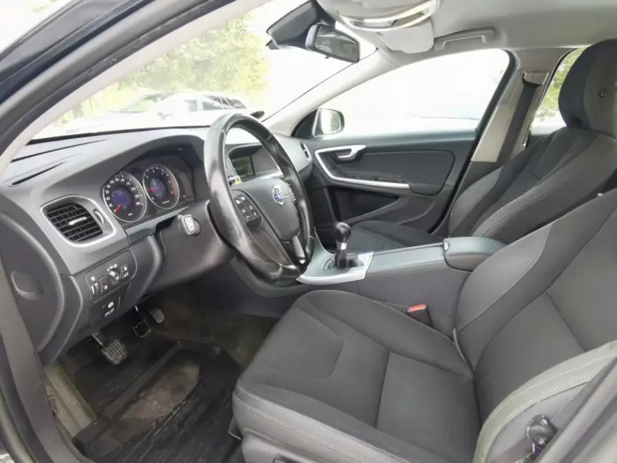 Grey Volvo V60 2013 in Kuldiga, with an engine capacity of 2.00 L and mileage of 180 thousand km for 7300 €, photo 9 on AUTOMOTO.COM.LV