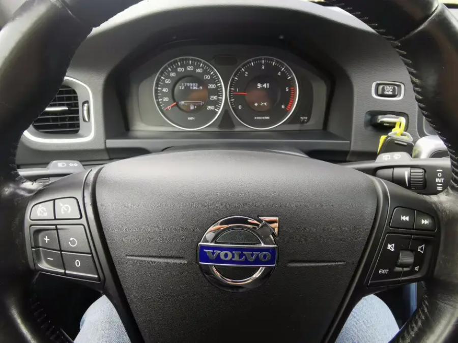 Grey Volvo V60 2013 in Kuldiga, with an engine capacity of 2.00 L and mileage of 180 thousand km for 7300 €, photo 10 on AUTOMOTO.COM.LV