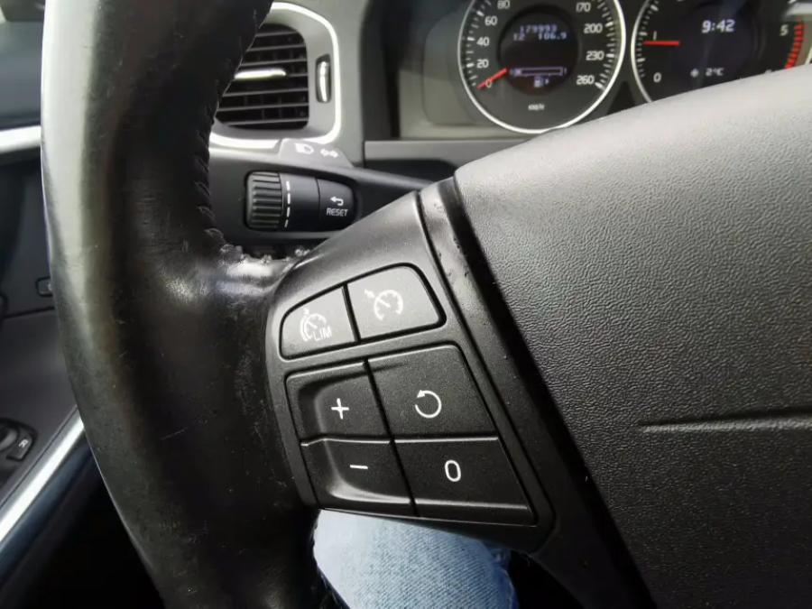 Grey Volvo V60 2013 in Kuldiga, with an engine capacity of 2.00 L and mileage of 180 thousand km for 7300 €, photo 12 on AUTOMOTO.COM.LV