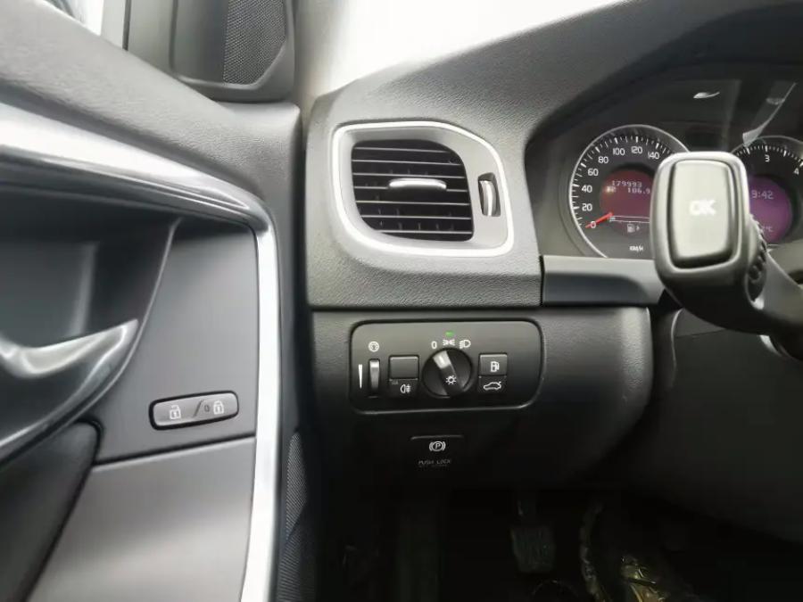 Grey Volvo V60 2013 in Kuldiga, with an engine capacity of 2.00 L and mileage of 180 thousand km for 7300 €, photo 14 on AUTOMOTO.COM.LV