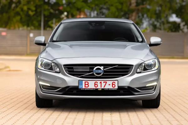 Pelēks Volvo V60 2013 Jelgava, ar dzinēja tilpumu 2.40 L un nobraukumu 260 tūkst. km par 9900 €, foto 3 vietnē AUTOMOTO.COM.LV
