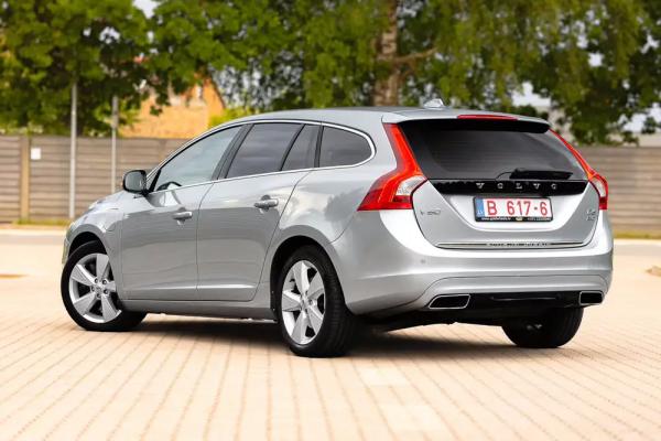 Pelēks Volvo V60 2013 Jelgava, ar dzinēja tilpumu 2.40 L un nobraukumu 260 tūkst. km par 9900 €, foto 4 vietnē AUTOMOTO.COM.LV