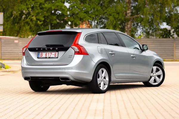 Pelēks Volvo V60 2013 Jelgava, ar dzinēja tilpumu 2.40 L un nobraukumu 260 tūkst. km par 9900 €, foto 5 vietnē AUTOMOTO.COM.LV