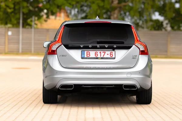Pelēks Volvo V60 2013 Jelgava, ar dzinēja tilpumu 2.40 L un nobraukumu 260 tūkst. km par 9900 €, foto 6 vietnē AUTOMOTO.COM.LV