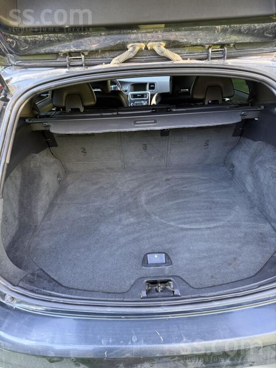 Pelēks Volvo V60 2013 Rīga, ar dzinēja tilpumu 2.00 L un nobraukumu 310 tūkst. km par 4990 €, foto 16 vietnē AUTOMOTO.COM.LV