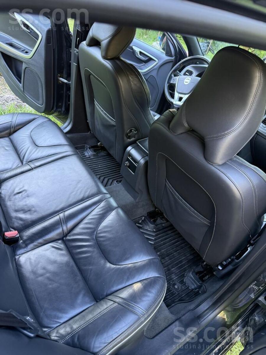 Pelēks Volvo V60 2013 Rīga, ar dzinēja tilpumu 2.00 L un nobraukumu 310 tūkst. km par 4990 €, foto 22 vietnē AUTOMOTO.COM.LV