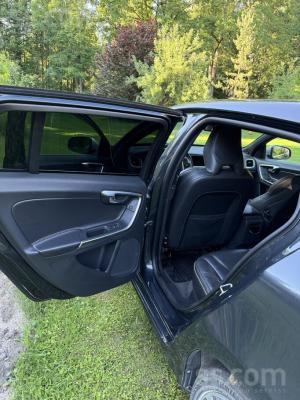Pelēks Volvo V60 2013 Rīga, ar dzinēja tilpumu 2.00 L un nobraukumu 310 tūkst. km par 4990 €, foto 24 vietnē AUTOMOTO.COM.LV