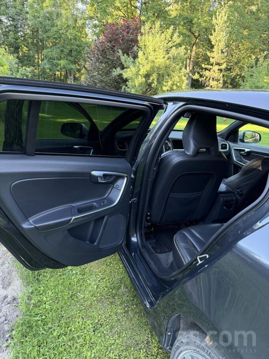 Pelēks Volvo V60 2013 Rīga, ar dzinēja tilpumu 2.00 L un nobraukumu 310 tūkst. km par 4990 €, foto 24 vietnē AUTOMOTO.COM.LV