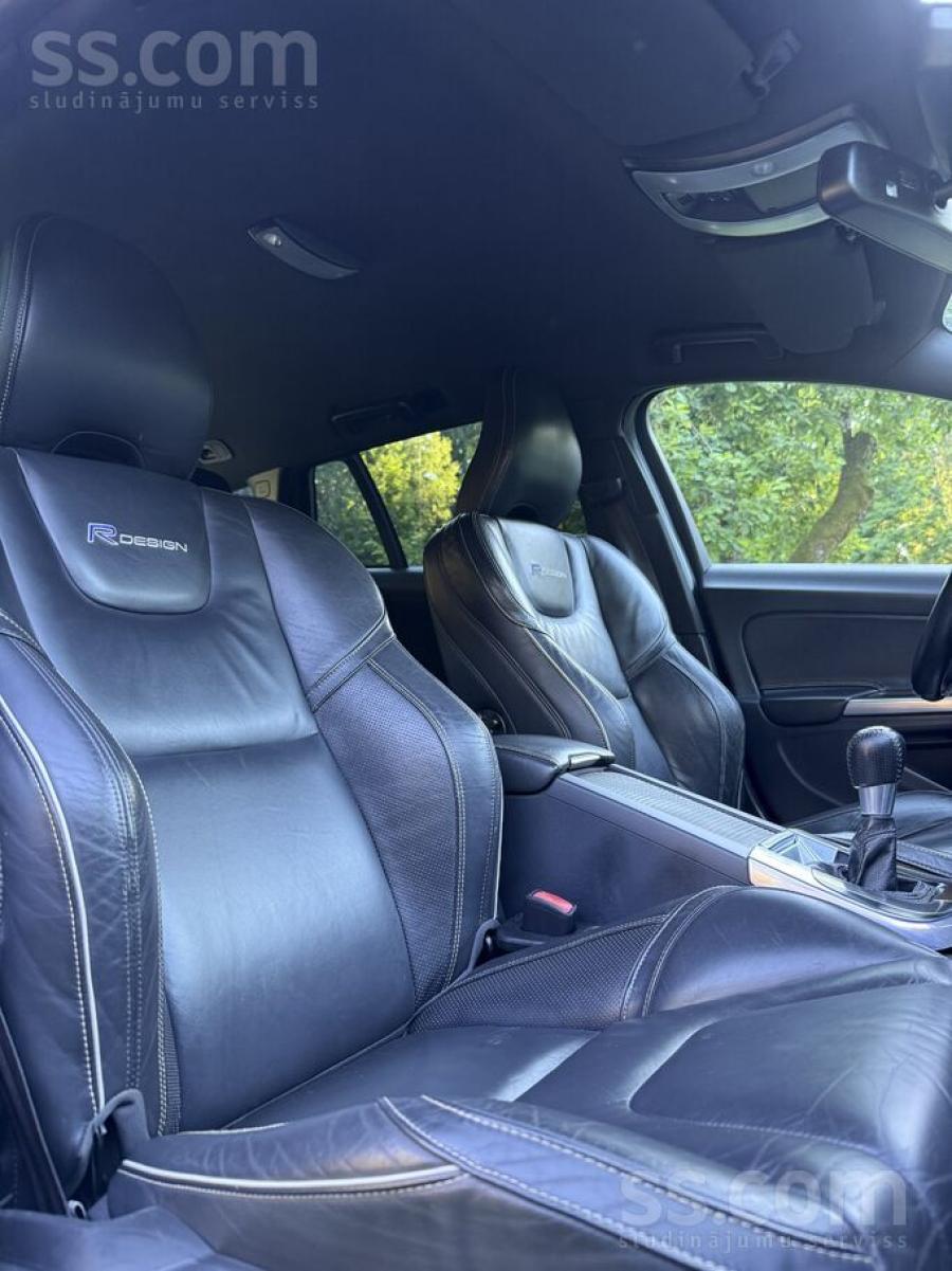 Pelēks Volvo V60 2013 Rīga, ar dzinēja tilpumu 2.00 L un nobraukumu 310 tūkst. km par 4990 €, foto 28 vietnē AUTOMOTO.COM.LV