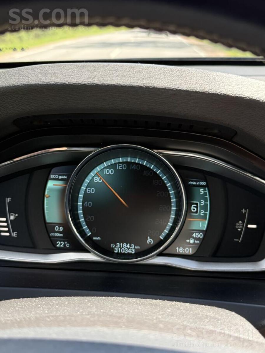 Pelēks Volvo V60 2013 Rīga, ar dzinēja tilpumu 2.00 L un nobraukumu 310 tūkst. km par 4990 €, foto 32 vietnē AUTOMOTO.COM.LV
