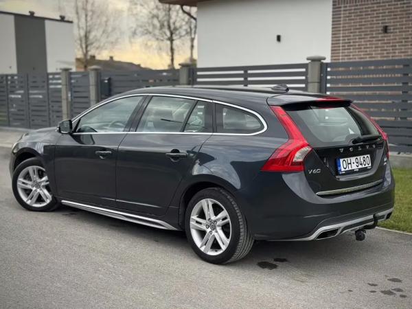 Pelēks Volvo V60 2013 Jelgava, ar dzinēja tilpumu 2.40 L un nobraukumu 240 tūkst. km par 7300 €, foto 4 vietnē AUTOMOTO.COM.LV