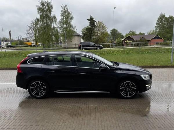 Grey Volvo V60 2013 in Rezekne, with an engine capacity of 2.40 L and mileage of 268 thousand km for 7900 €, photo 6 on AUTOMOTO.COM.LV