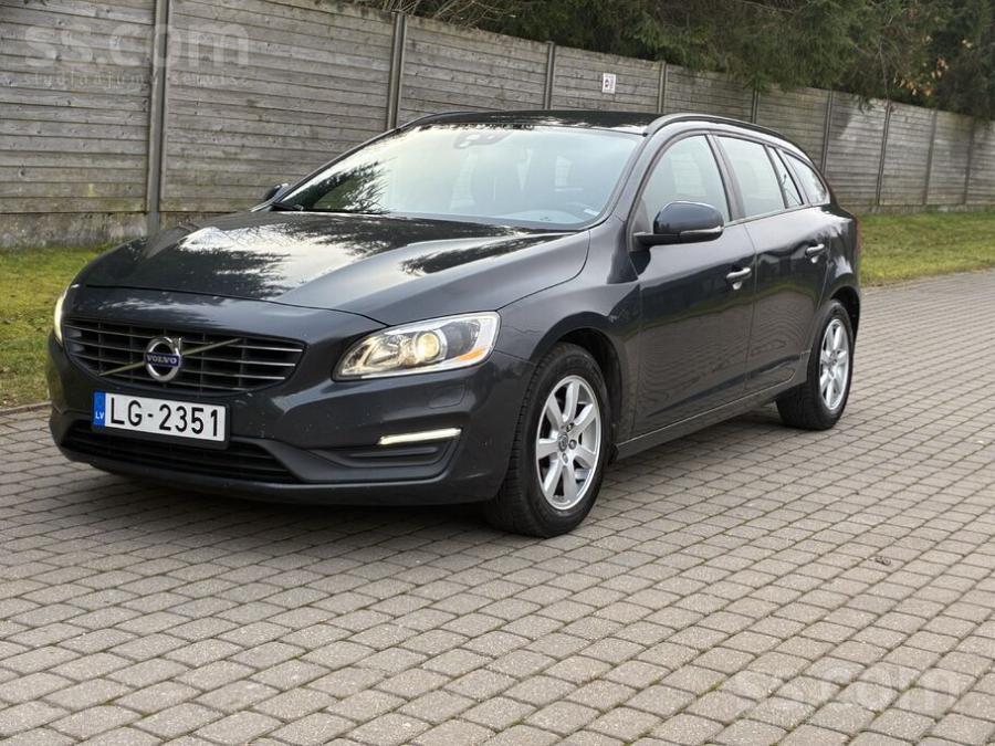 Grey Volvo V60 2013 in Riga, with an engine capacity of 2.00 L and mileage of 255 thousand km for 5200 €, photo 3 on AUTOMOTO.COM.LV