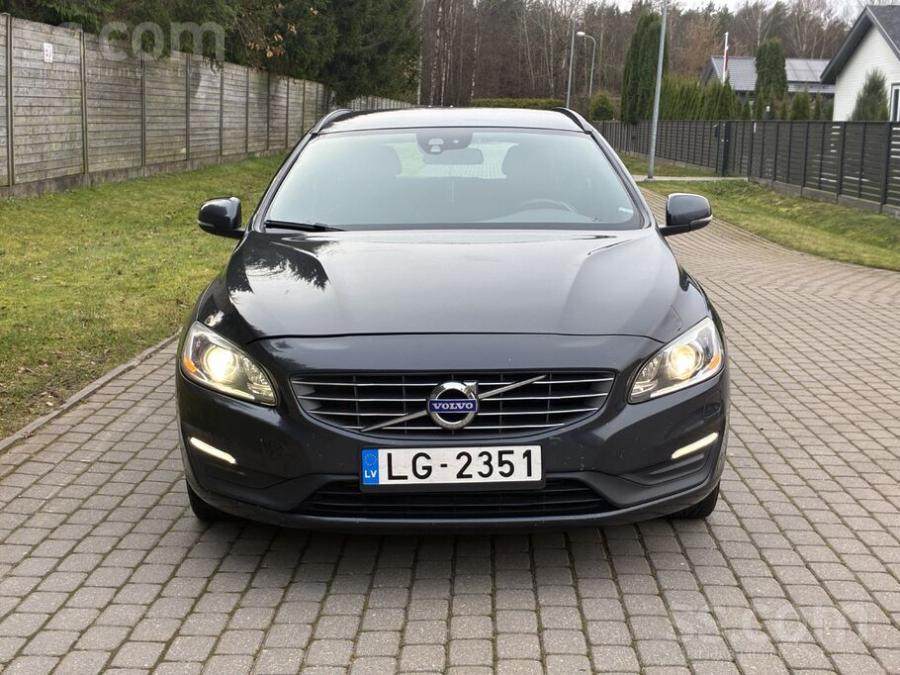Grey Volvo V60 2013 in Riga, with an engine capacity of 2.00 L and mileage of 255 thousand km for 5200 €, photo 4 on AUTOMOTO.COM.LV