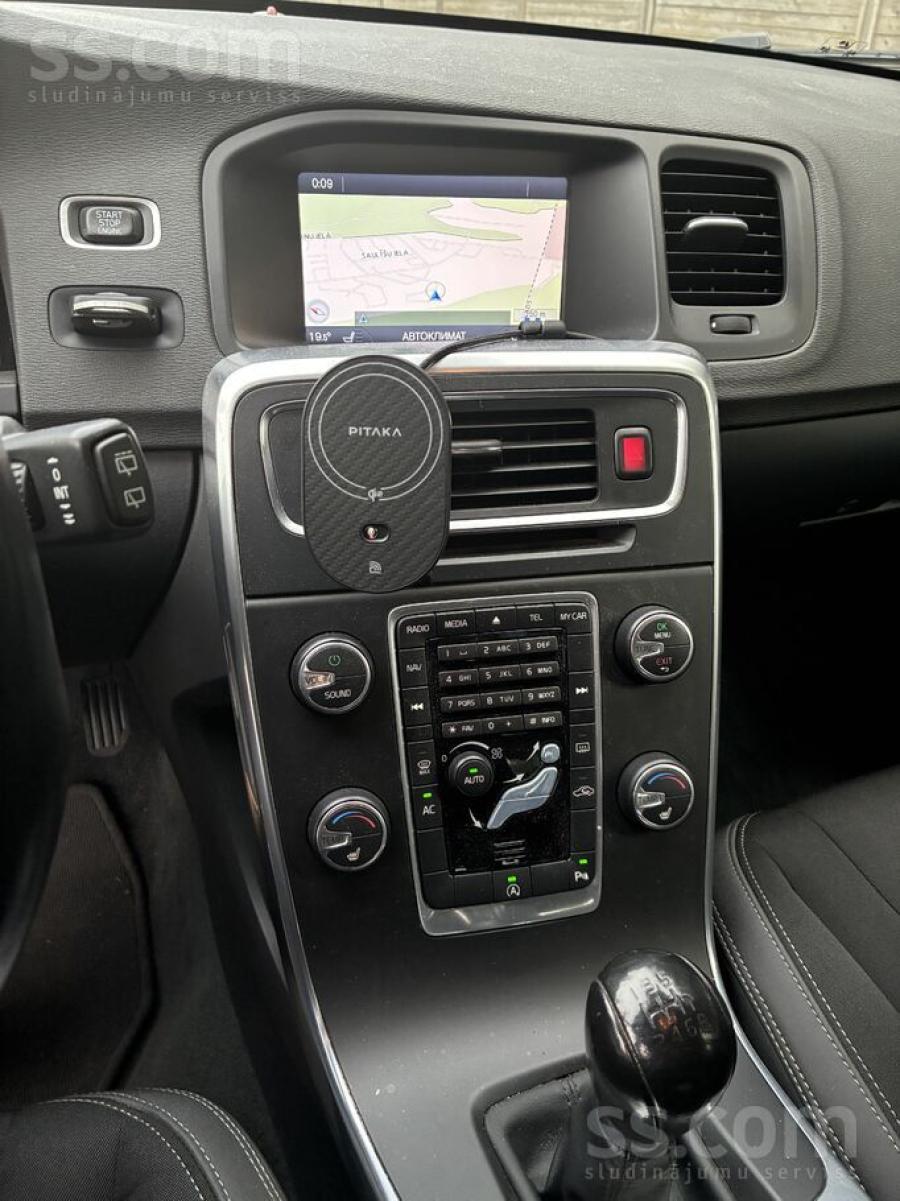 Grey Volvo V60 2013 in Riga, with an engine capacity of 2.00 L and mileage of 255 thousand km for 5200 €, photo 9 on AUTOMOTO.COM.LV