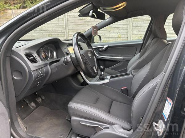 Pelēks Volvo V60 2013 Rīga, ar dzinēja tilpumu 2.00 L un nobraukumu 255 tūkst. km par 5200 €, foto 10 vietnē AUTOMOTO.COM.LV