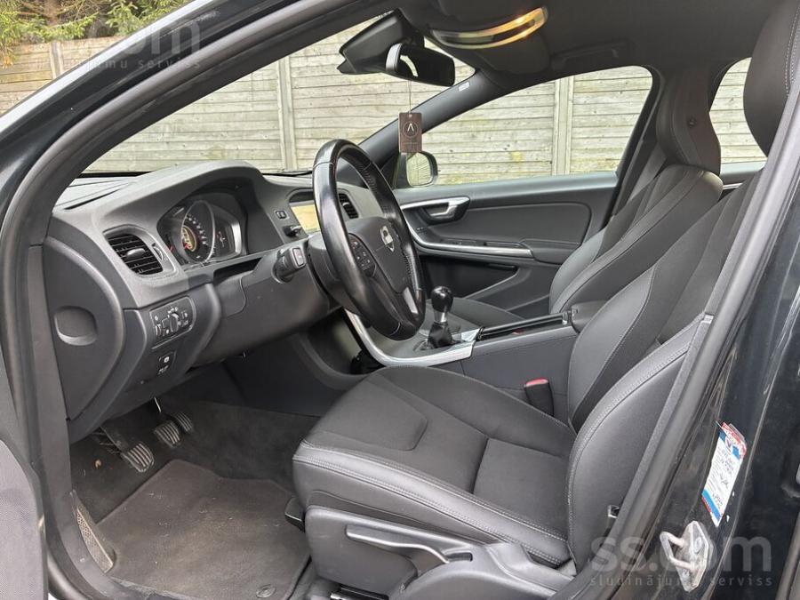 Grey Volvo V60 2013 in Riga, with an engine capacity of 2.00 L and mileage of 255 thousand km for 5200 €, photo 11 on AUTOMOTO.COM.LV